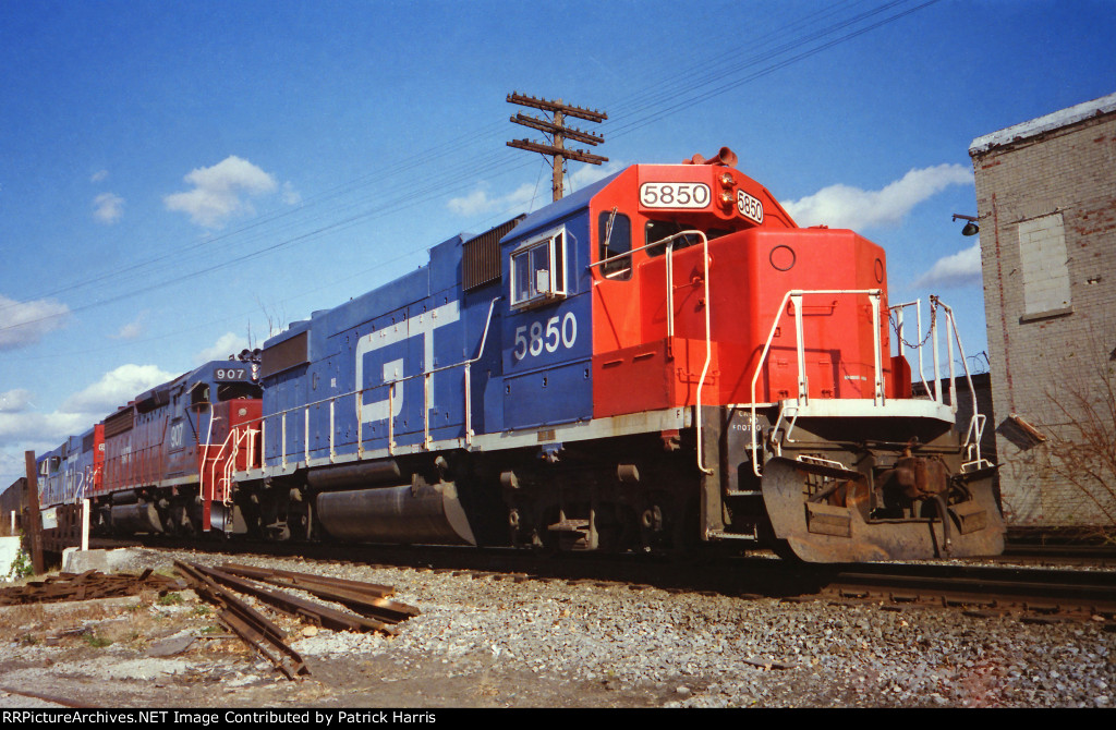 GTW 5850 GP38-2 idling facing east on CSX at the Kentucky Street crossing in Louisville KY Fall 1994